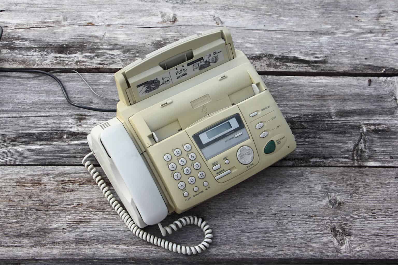 I Worked in a 90s Office—Here Are 9 Things That No Longer Exist in ...