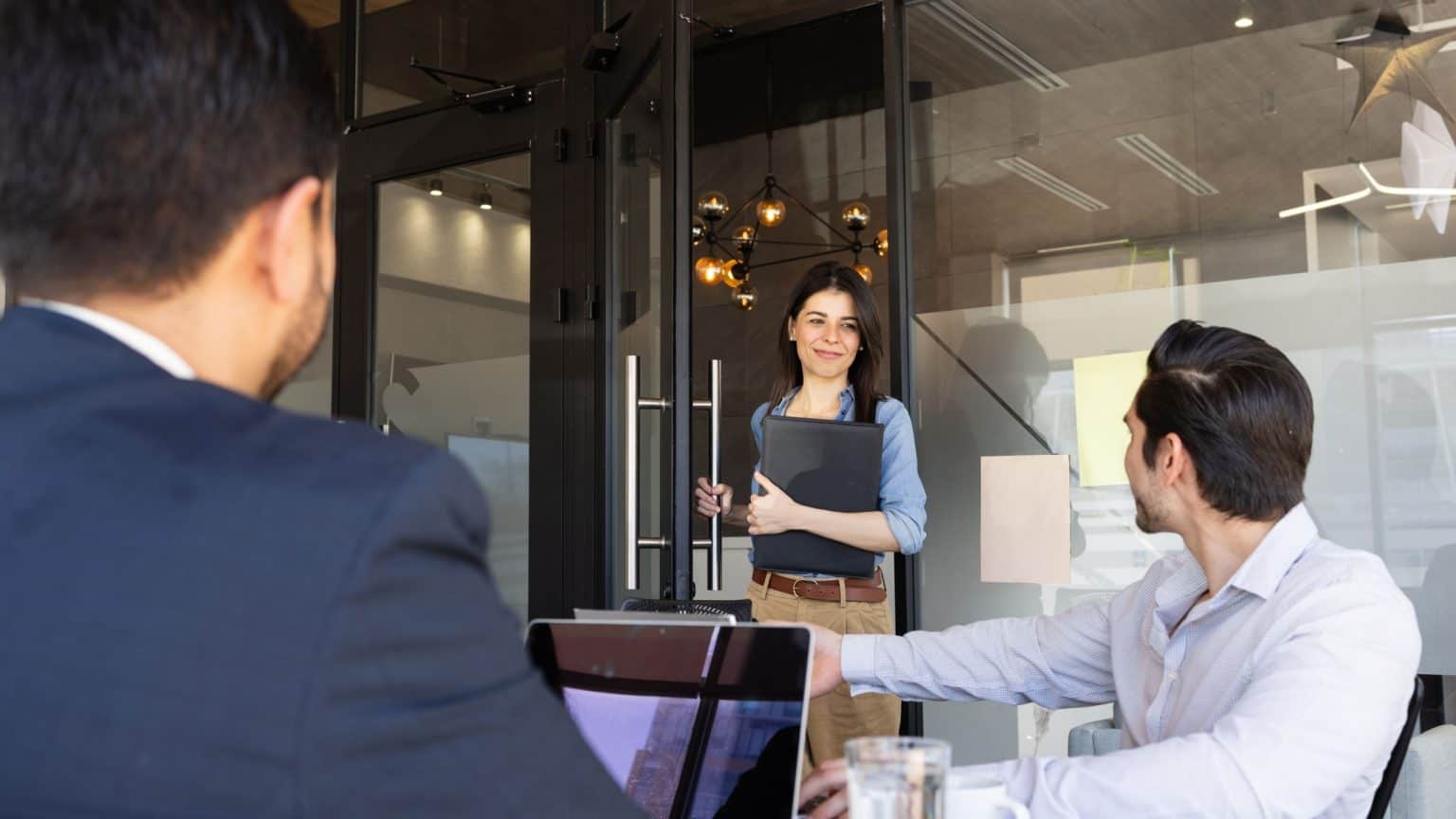 12 polite behaviors people often quietly remember